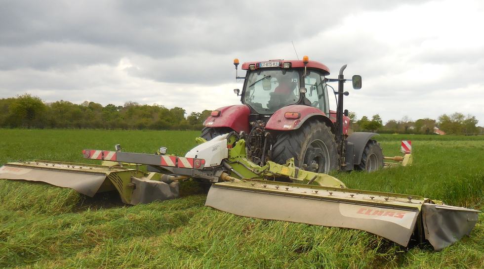 La fauche passe en 9 m à la cuma La Croisière - Entraid