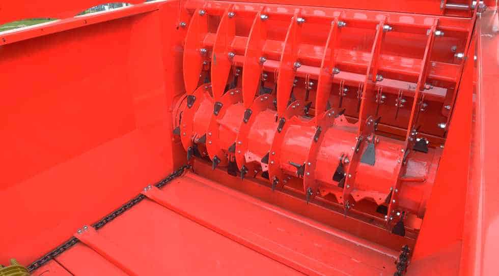 Une pailleuse polyvalente avec démêleur chez Agram - Entraid