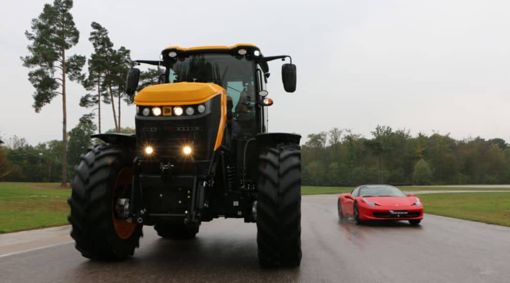Extrême limite : la Ferrari 458 Italia face au JCB Fastrac 8330 - Entraid