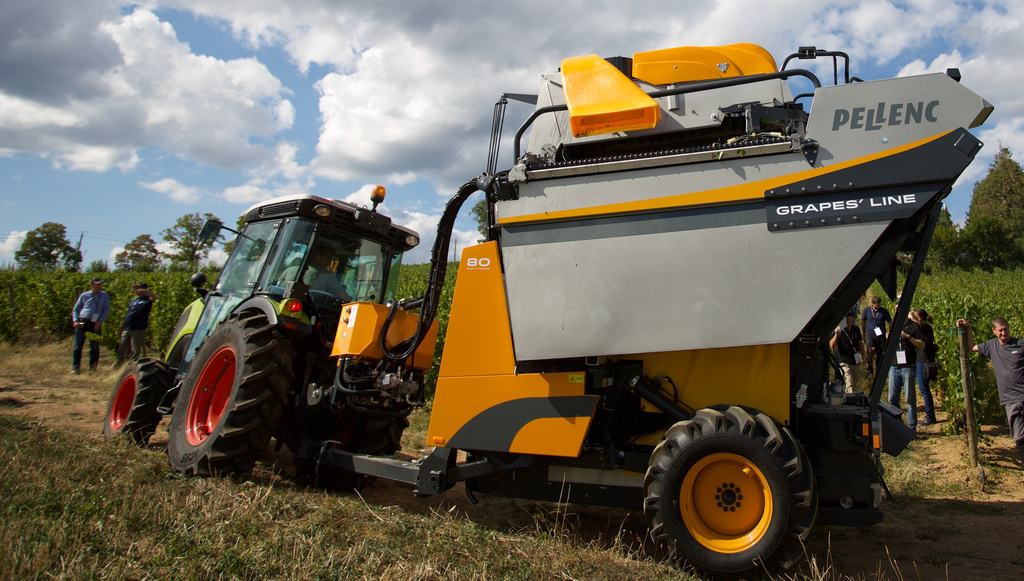 Vendangeuses Pellenc tractées Grapes'Line, enjambeur Optimum - Entraid
