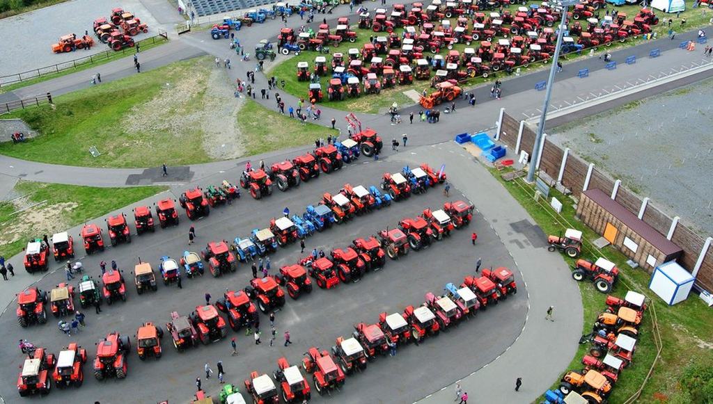 Record pour Zetor : 237 tracteurs de la même marque réunis - Entraid