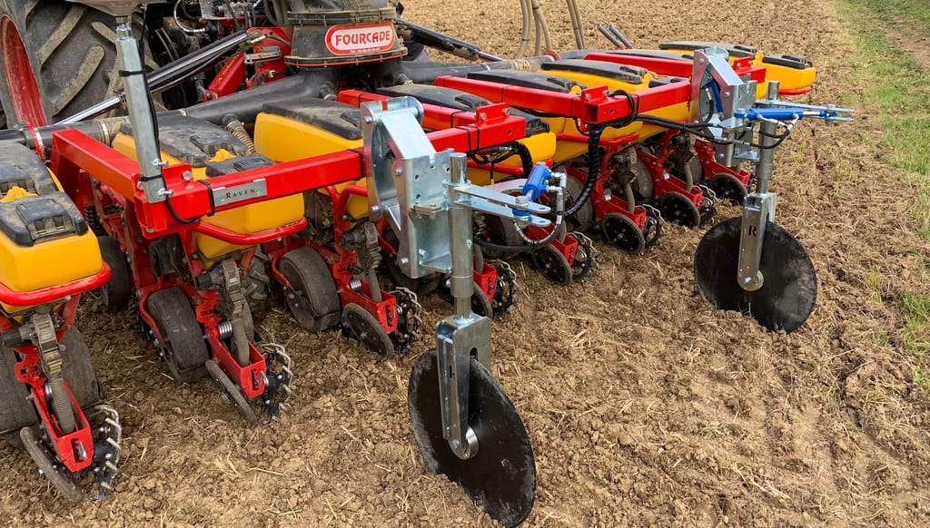 Guider la bineuse pile dans les traces du semoir, avec le RTK - Entraid