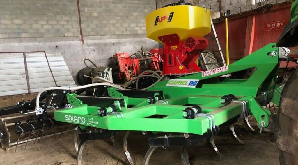 Mise en route du déchaumeur équipé d'un semoir APV - Entraid