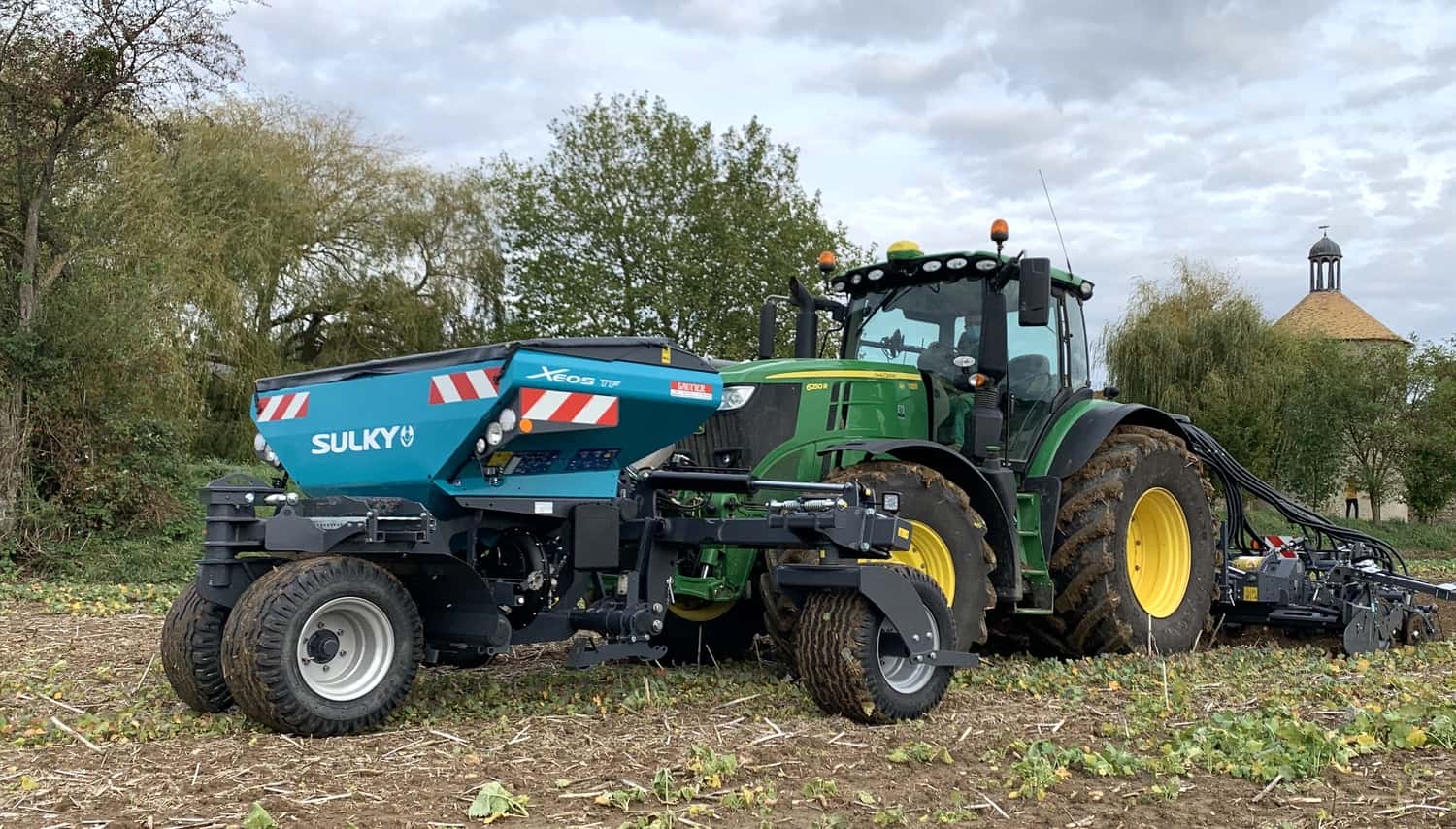 Un nouveau tasse-avant pour trémie frontal sur les semoirs Sulky