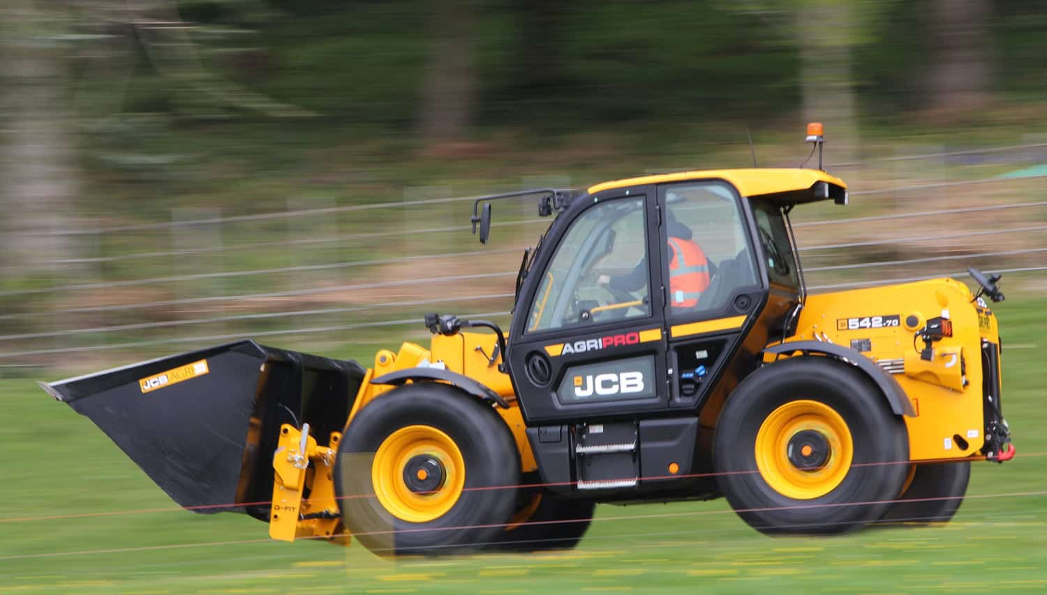 Télescopique JCB 542-70 AgriPro : jusqu'à 50 km/h et 4,2 t de capacité