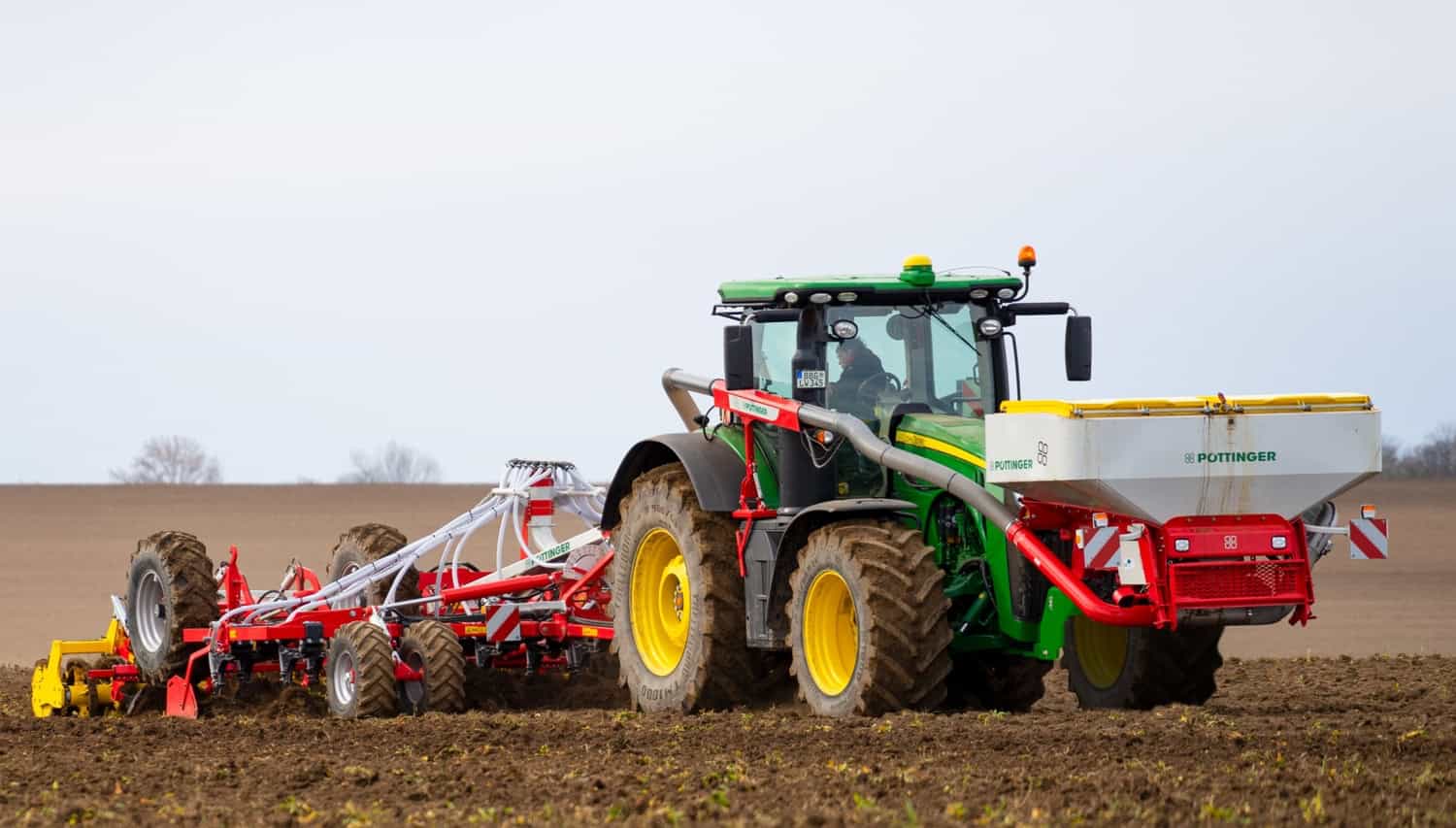 Pöttinger : charrue Servo 4000, trémie frontale Amico et herse rotative