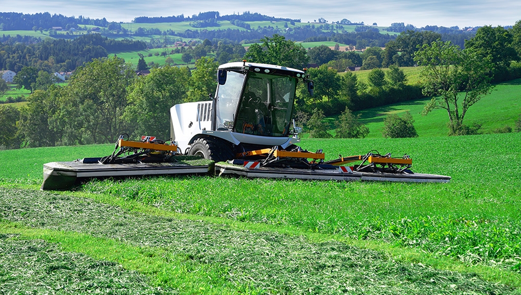 Faucheuse automotrice Cutaro SR 1100 : 11 m de coupe et 350 ch
