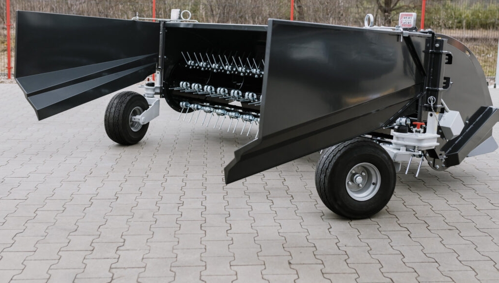 Un aérateur d'andain pour brasser et déporter le fourrage