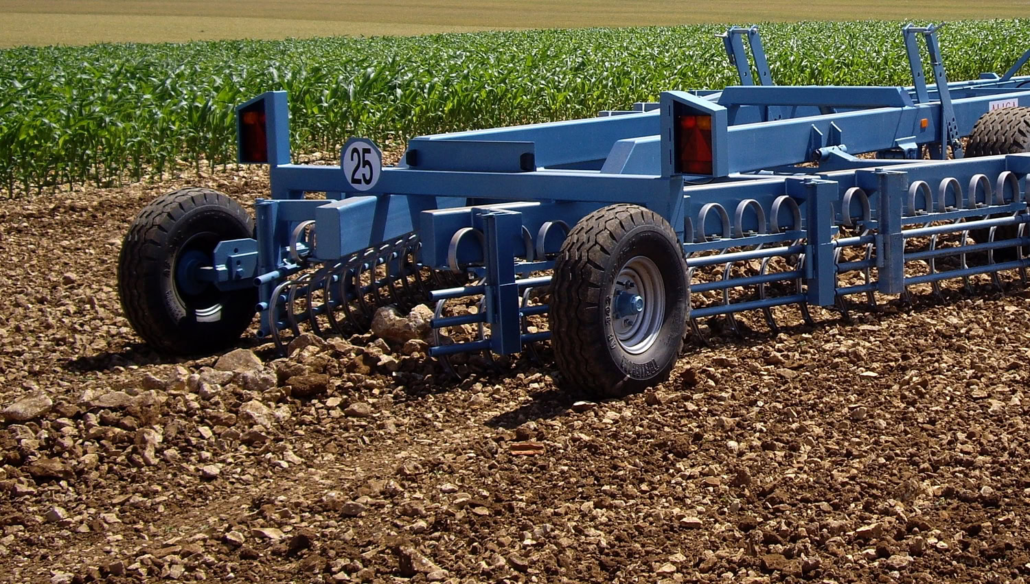 Epierrage cuma de Sainte Croix : une aligneuse à dents vibrantes