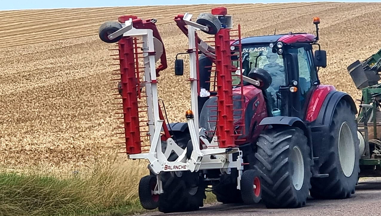 Epierrage cuma de Causse Comtal : andainer et broyer à la fois