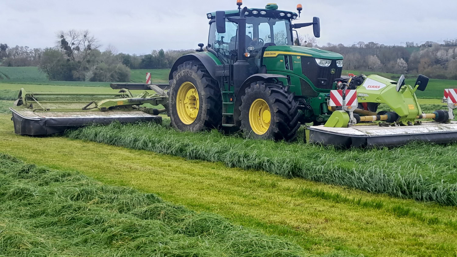 Groupe de fauche Claas Disco de 9 m à la cuma de la Baie