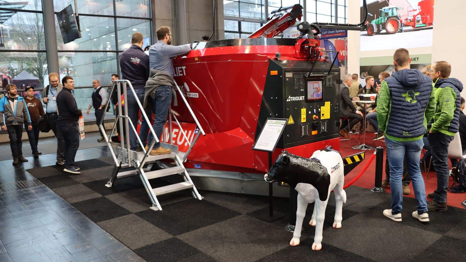 Triomatic WP 2-600 : robot d'alimentation Trioliet sur rail électrique