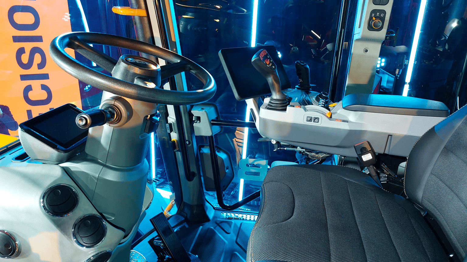 JCB Fastrac 6000 : tracteurs à 4 roues directrices de 284 et 335 ch