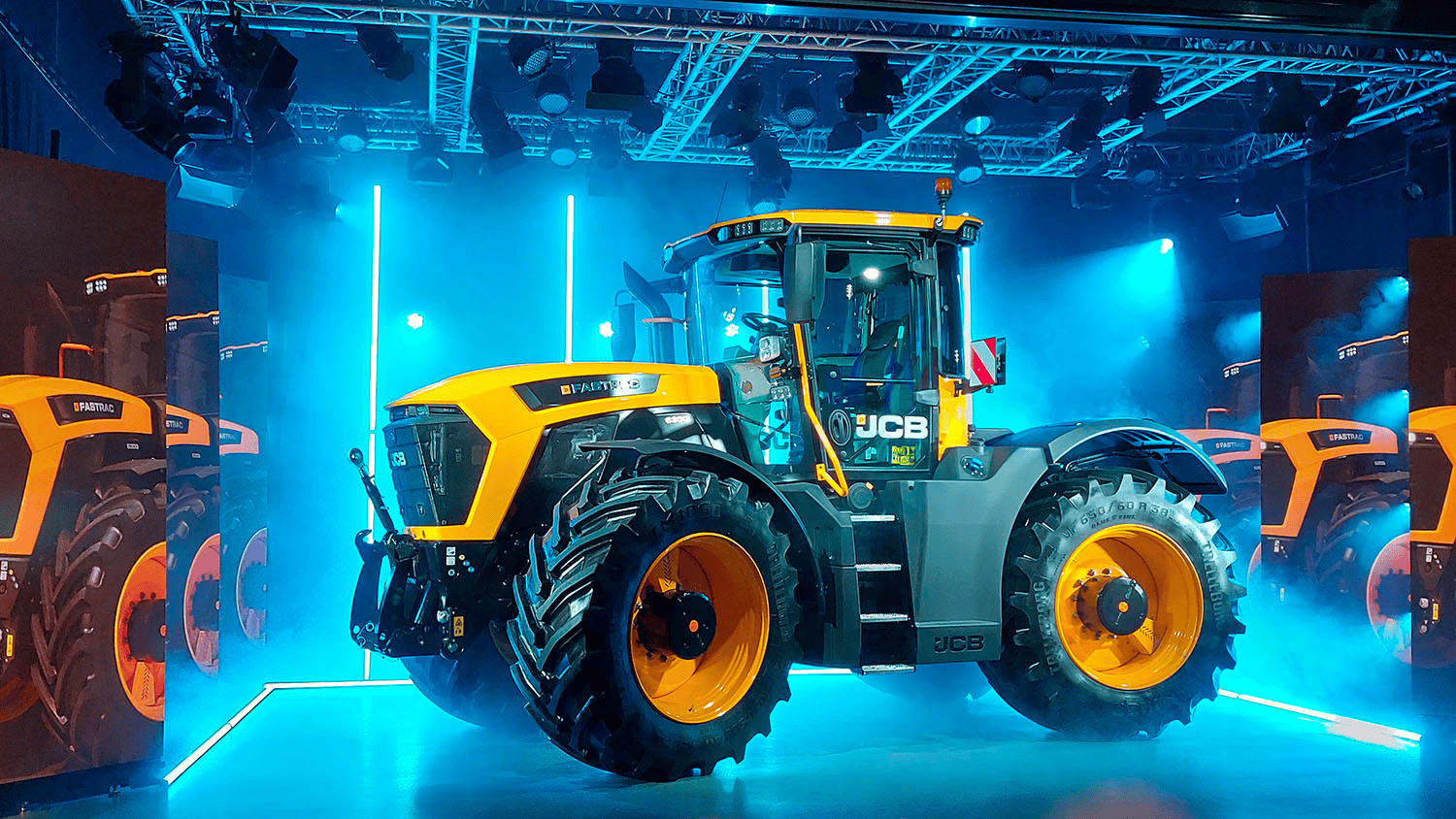 JCB Fastrac 6000 : tracteurs à 4 roues directrices de 284 et 335 ch
